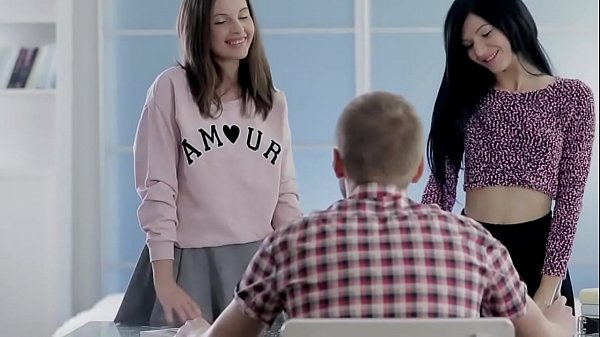 Deux Collégiennes En Chaleur Se Dévergondent Et Senvoient En Lair